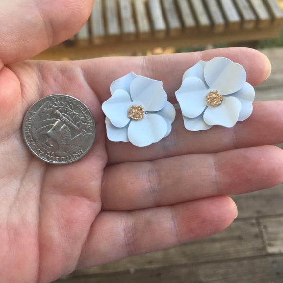 Jewelry | Nwt White Pretty Flower Metal Earrings | Poshmark